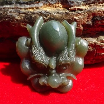 Liontin Giok Ukir Bentuk Kepala Naga Unik